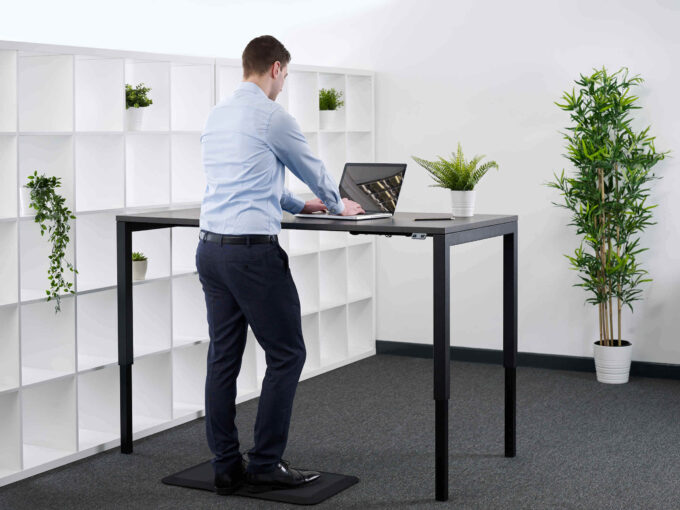 Elevating Productivity and Health ─ The Science Behind Standing Desks