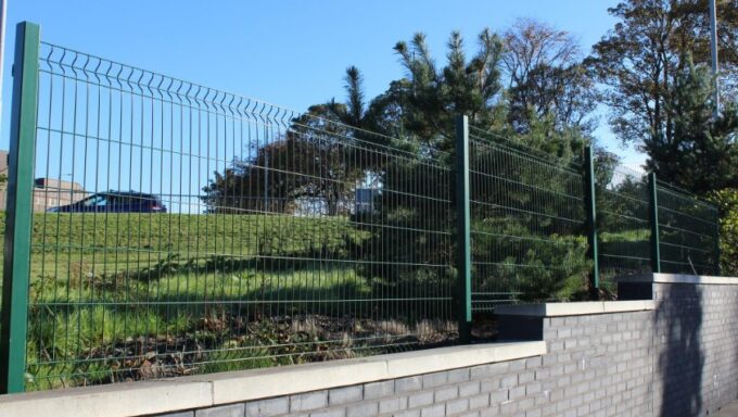 A Comprehensive Guide to Mesh Fencing ─ Types, Uses, & Installation Tips